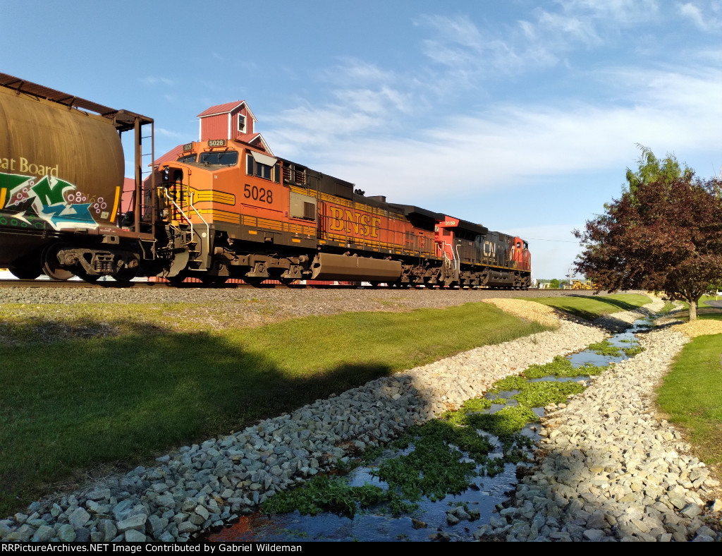 BNSF 5028 TRAILING